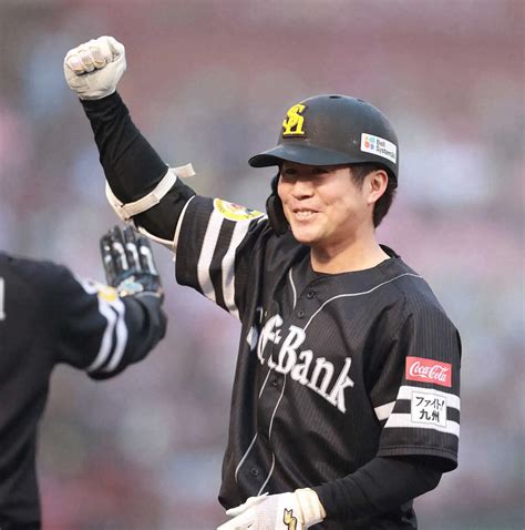 ＜楽・ソ＞9回、プロ初安打となる適時打を放った川村はガッツポーズ（撮影・篠原岳夫） スポニチ Sponichi Annex 野球