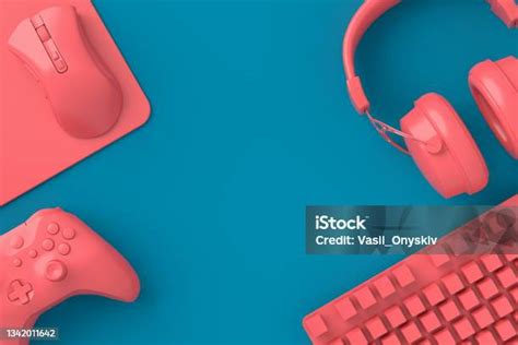 마우스 키보드 조이스틱 헤드셋과 같은 게이머 작업 공간과 기어의 최고 보기 3차원 형태에 대한 스톡 사진 및 기타 이미지 3차원 형태 Brand Name Video