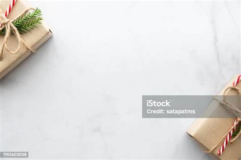 흰색 대리석 테이블 위에는 두 개의 갈색 선물 상자가 있습니다 메리 크리스마스와 새해 복 설 초 개념입니다 복사 공간이있는 상단보기 평평한 평신도 2020년에 대한 스톡