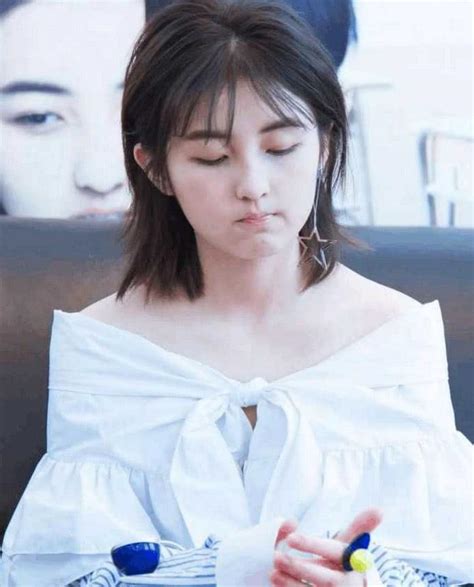 张子枫出席活动 胸前只有一个蝴蝶结挡着 网友 都被看光了