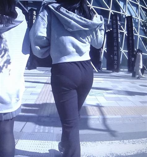 スタイル抜群の超絶美少女がスキニーパンツ履いて美爆尻をモッコリパンパンにさせて歩いてるよ めっちゃリアル