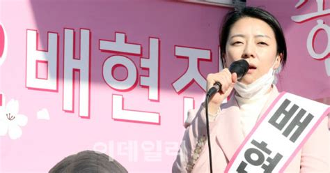 포토 유권자에게 지지 호소하는 배현진 송파을 후보