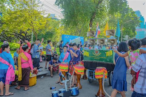 태국 방콕 중앙 공원 룸피니 공원에서 태국 관광 축제 퍼레이드 공연의 그룹 거리에 대한 스톡 사진 및 기타 이미지 거리