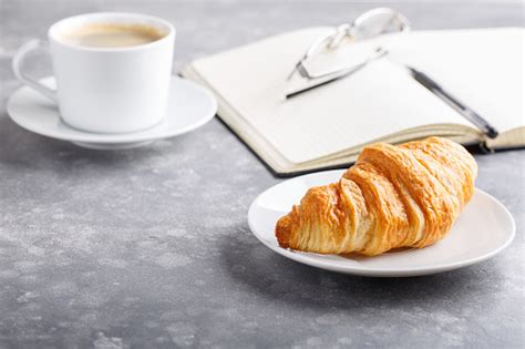 아침 식사로 커피와 크루아상 하루 계획 빈 노트북 펜과 회색 테이블에 안경 커피 마실 것에 대한 스톡 사진 및 기타 이미지