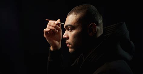 가장 밝은 부분 강렬함 검은색 배경 공연가 공예 그리스 페인트 그림자 극장 기술 나타내는 남성 남자 놀이 눈썹 다양한 대조 드라마틱한 디테일