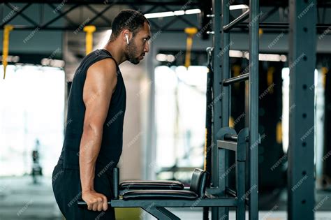 Homem Afro Americano Musculoso Fazendo Exercício De Tríceps De