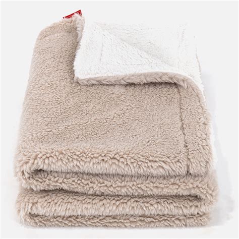 Lounge Pug Sherpa Kuscheldecke Tagesdecke Teddy Kunstfell Nerzfarben
