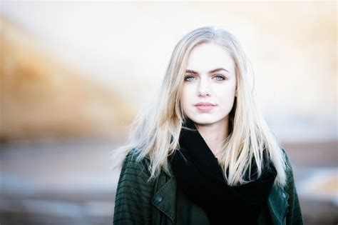 배경 화면 얼굴 여자들 모델 초상화 금발의 긴 머리 사진술 유행 사람 피부 소녀 아름다움 미소 눈 레이디 인물 사진 사진 촬영 갈색 머리