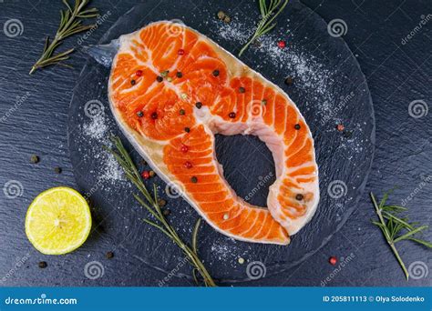 黑石板调味的生鲑鱼牛排 顶视图 库存图片 图片 包括有 胡椒 牌照 草本 可口 背包 食谱 205811113