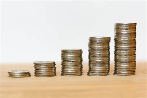 비즈니스 금융 및 머니 컨셉 5 성장 하는 동전 더미 그래프 흰색 바탕에 나무 테이블에 서 경제에 대한 스톡 사진 및 기타 이미지 Istock