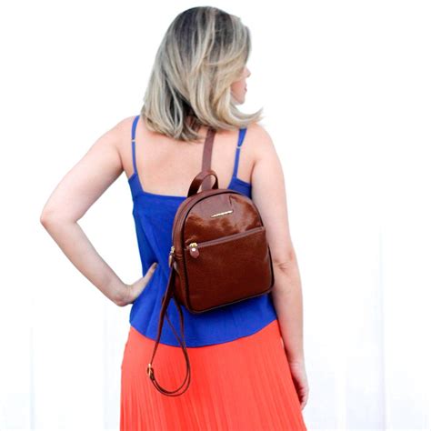 Mochila Pequena Em Couro Legítimo Verniz Chocolate
