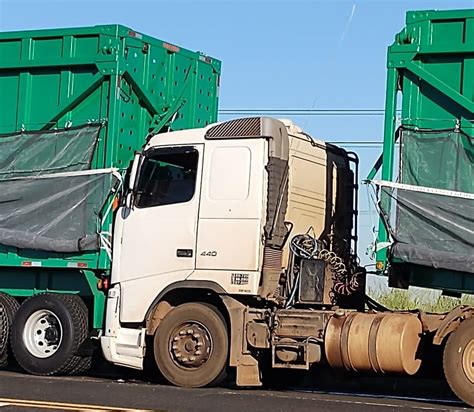 Acidente Entre Caminhões E ônibus Deixa 14 Feridos Em Rodovia De