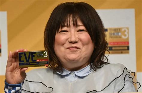 ＜eve 新製品発表会＞フォトセッションに応じる「森三中」黒沢かずこ（撮影・小渕 日向子） スポニチ Sponichi Annex 芸能