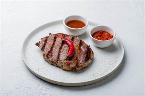 흰색 콘크리트 테이블에 흰색 접시에 육즙 리브아이 스테이크 갈비 음식에 대한 스톡 사진 및 기타 이미지 갈비 음식 고기