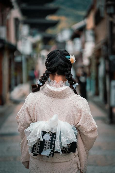 교토에서 전통 기모노를 입고 걷는 여성 · 무료 스톡 사진