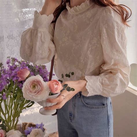 포스티 Label 스칼렛 퓨어꽃자수 넥레이스 블라우스 포스티 Label 스칼렛 퓨어꽃자수 넥레이스 블라우스