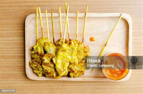 맛 있는 돼지고기 사 테 구이 나무 접시 배경 위의에 땅콩 소스와 함께 태국 로컬 음식을 거리에 대한 스톡 사진 및 기타 이미지