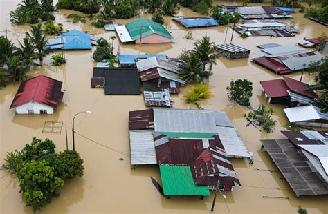 At Least Four Dead Tens Of Thousands Evacuated In Malaysia Floods