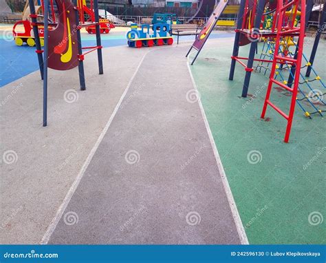 Fondo Colorido Del Patio De Recreo Parque De Juegos Al Aire Libre De Caucho Gris Foto De