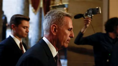 رون ديسانتيس ما الذي نعرفه عن حاكم فلوريدا الذي ينافس ترامب في السباق