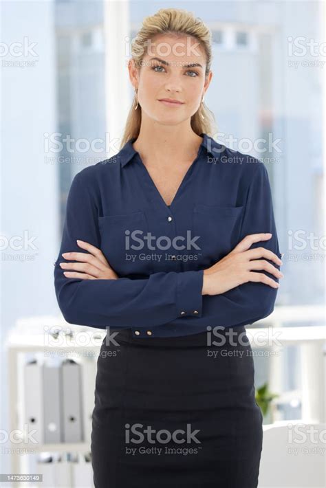 비즈니스 여성 기업 목표 동기 부여 직원의 긍정적인 사고 방식 에너지 및 자신감을 위해 현대 사무실에서 초상화와 팔짱을 끼고 있습니다 리더 성공 Ceo 비전 및 직장에서의