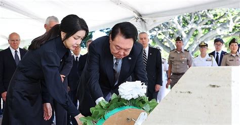윤석열 대통령 부부 하와이 태평양국립묘지 헌화