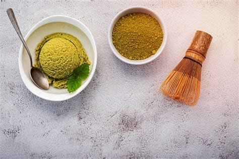 흰 돌 배경에 말차 털 브러시 설정이 있는 말차 녹차 아이스크림 여름과 달콤한 메뉴 개념 0명에 대한 스톡 사진 및 기타 이미지