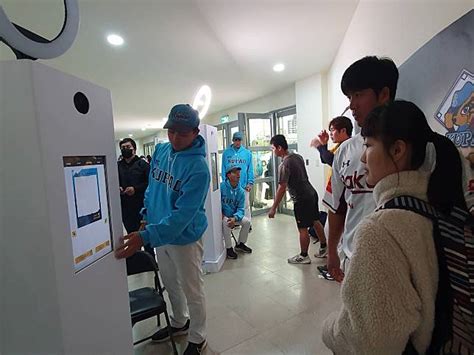 穀保ob》太貼心！2台拍照機讓球員跟球迷合照 照片印出來帶回家 Tsna Line Today