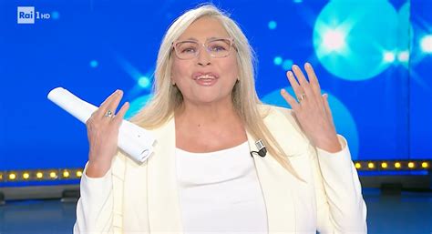 Mara Venier Saluta Il Pubblico Di Domenica IN Ma L Anno Prossimo Ci