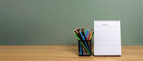 2022 달력 책상 테이블에 배치 플래너에 대한 데스크탑 캘린더는 나무 사무실 테이블에 의제 시간표 약속 조직 관리 각 날짜 월 및 연도를 계획합니다 캘린더 개념입니다