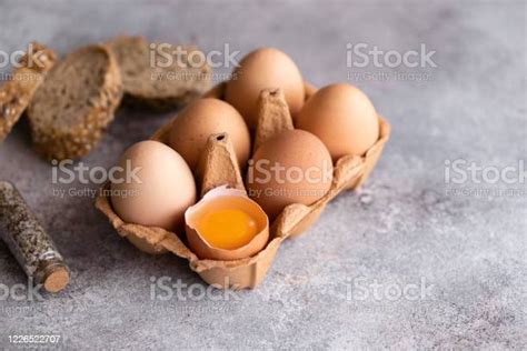 원시 닭 고기 계란과 절반 콘크리트 배경에 요리 상자에 다른 계란 중 깨진 복사 공간 0명에 대한 스톡 사진 및 기타 이미지