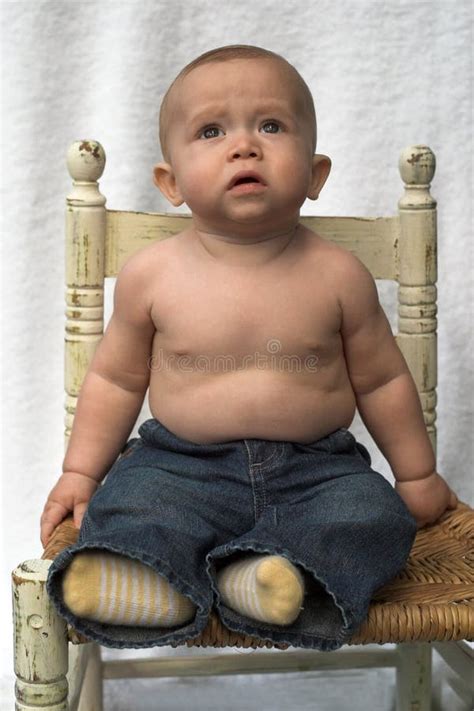 Jongen Op Een Stoel Stock Afbeelding Image Of Naakt Uitziend 2613685