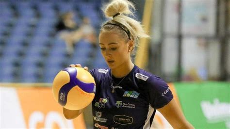 Gabi Gagliassi do vôlei ressalta corpaço e sobe clima no Rio