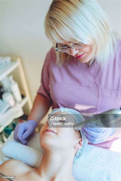 의료 장비를 사용하여 의료 절차를 만드는 스파 살롱의 미용사 전기 천공 메조 테라피 스파 온천에 대한 스톡 사진 및 기타 이미지 스파 온천 건강관리와 의술 2명