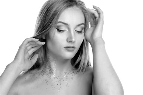 Premium Photo Closeup Beauty Shot With Magnificent Blond Model Posing
