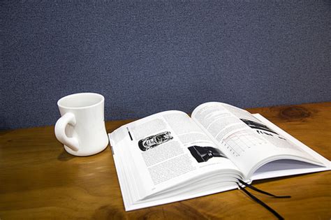 유토이미지 책상위에 펼쳐진 책