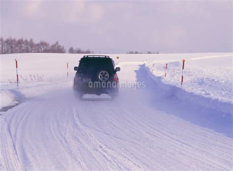 雪道を走って行く4wdの写真素材 Fyi01449637 ストックフォトの Qlean Market（キュリンマーケット）