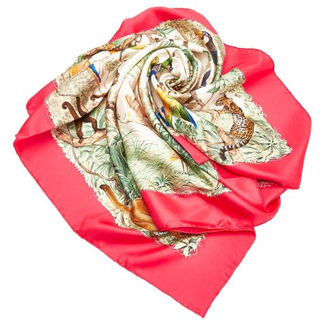 Foulard en soie Hermès rouge Equateur Tissu ref Joli Closet