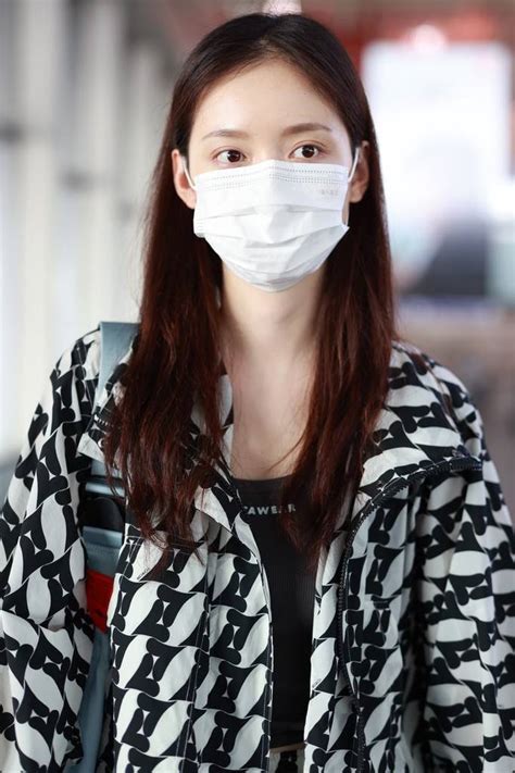 孙伊涵现身北京机场 黑白搭配活泼可爱秀美腿 搜狐大视野 搜狐新闻