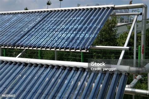 Kolektor Tabung Vakum Dari Sistem Pemanas Air Surya Foto Stok Unduh