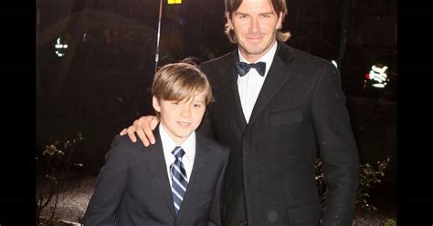 David Beckham Et Son Fils Brooklyn élégants En Costume Et Chaussures