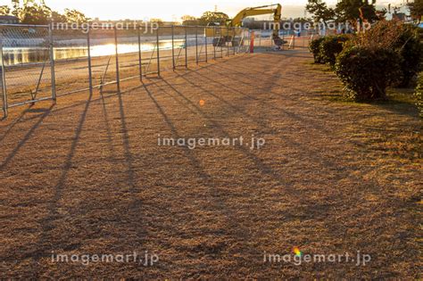 早朝の工事現場の地面に落ちたフェンスの長い影の写真素材 232842675 イメージマート