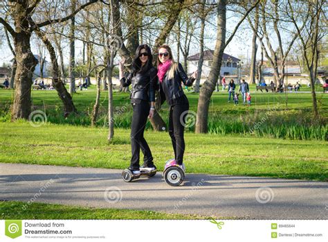 BUCAREST RUMANIA 2 De Abril De 2016 Gente Que Usa El Hoverboard