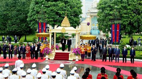 ព្រះមហាក្សត្រកម្ពុជា ទទួលស្វាគមន៍ជាលក្ខណៈផ្លូវរដ្ឋជូន លោក ប្រធានាធិបតី