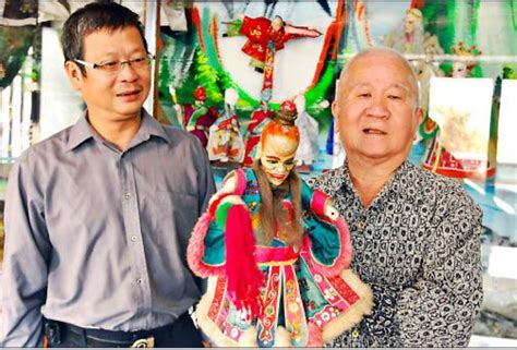 二水茆家國寶級的布袋戲「明世界掌中劇團」美國演出《武松打虎》那隻虎都打不死，怎麼不演些臺灣本土故事？父子倆開始創作《二八水風雲：陳篡地醫師