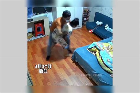 妻子无意间看到丈夫手机，丈夫知道后恼羞成怒，两人不依不饶