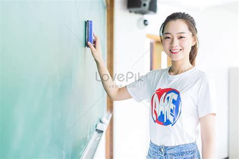 칠판 앞에 서 있는 여학생 사진 무료 다운로드 Lovepik