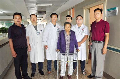 山医集团单县东大医院骨病科人工关节置换术帮助96岁老人成功站立起来