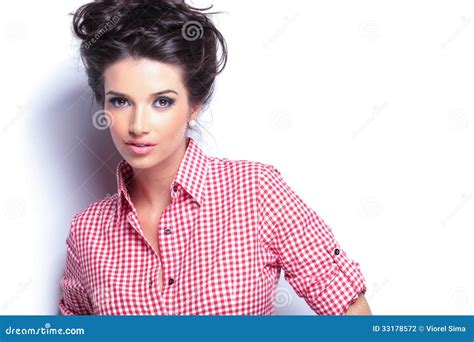 Mulher Nova Da Beleza Na Camisa Vermelha E No Penteado Agradável Foto