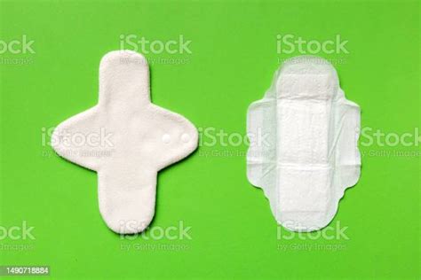 다채로운 밝은 재사용 가능한 생리대 세트 제로 폐기물 여성 기간 복사 공간이있는 개념 탑 뷰 0명에 대한 스톡 사진 및 기타